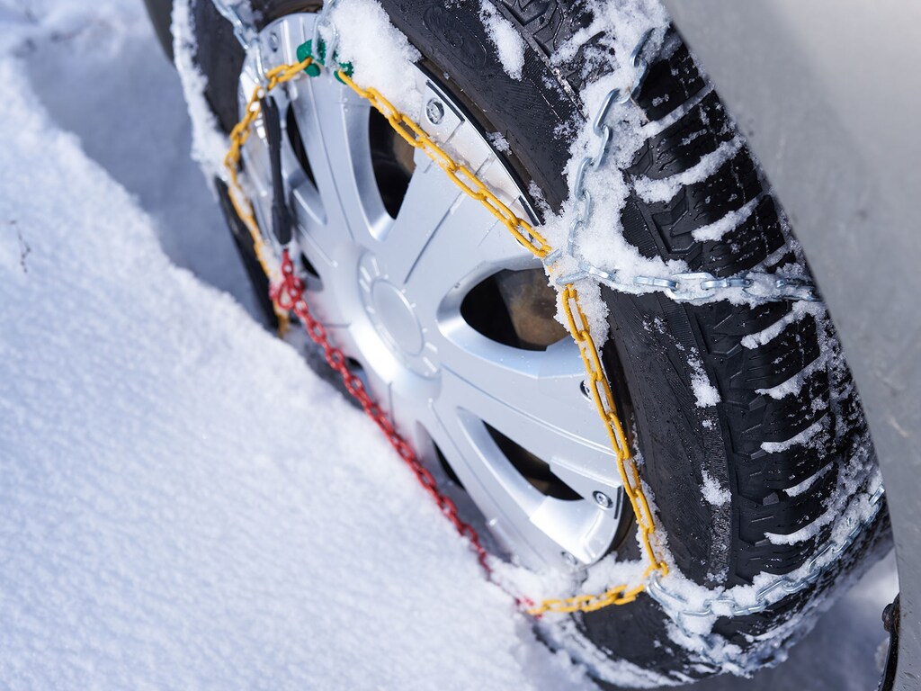 DRIVING ON SNOW: OUR 5 SAFETY TIPS