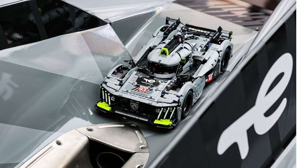 Immerse yourself in the world of motor racing with the PEUGEOT 9X8 in ...