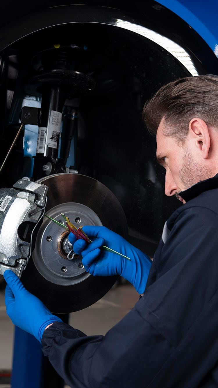 PEUGEOT brakes and brake pad service | PEUGEOT Maintenance